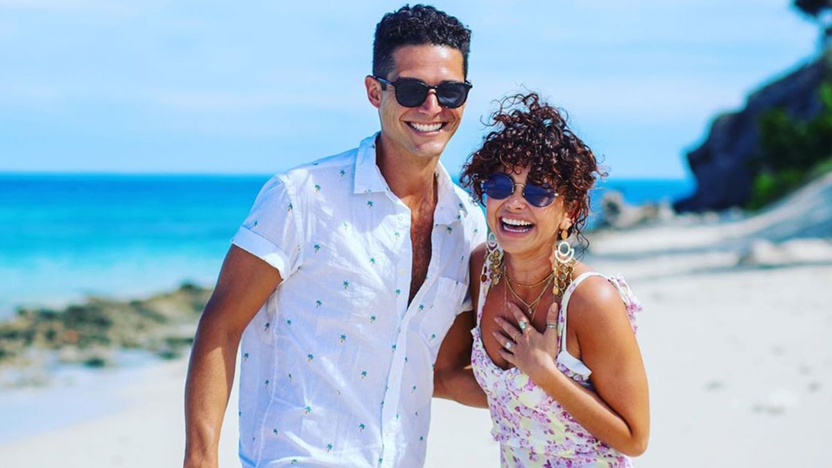 Wells Adams & Sarah Hyland Celebrate 1-Year Engagement Anniversary